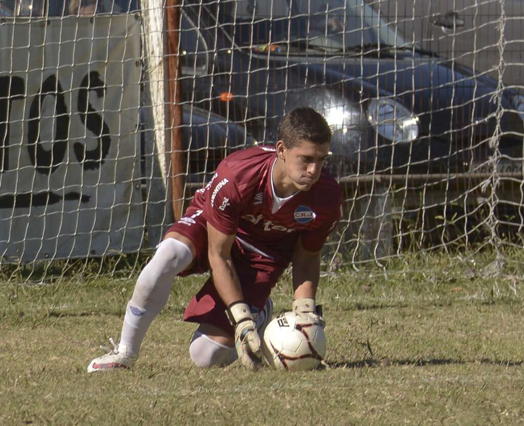 ¿Puede un portero recoger un balón al suelo en fútbol? - Fútbol-Oceja ️⚽